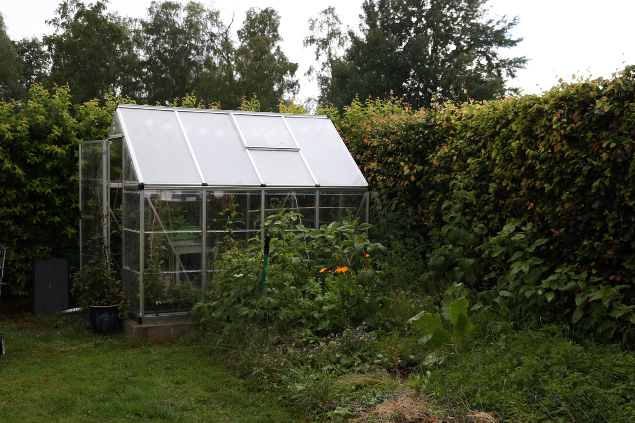 Serra ancorata a terra, il permesso edilizio é necessario - Outdoor